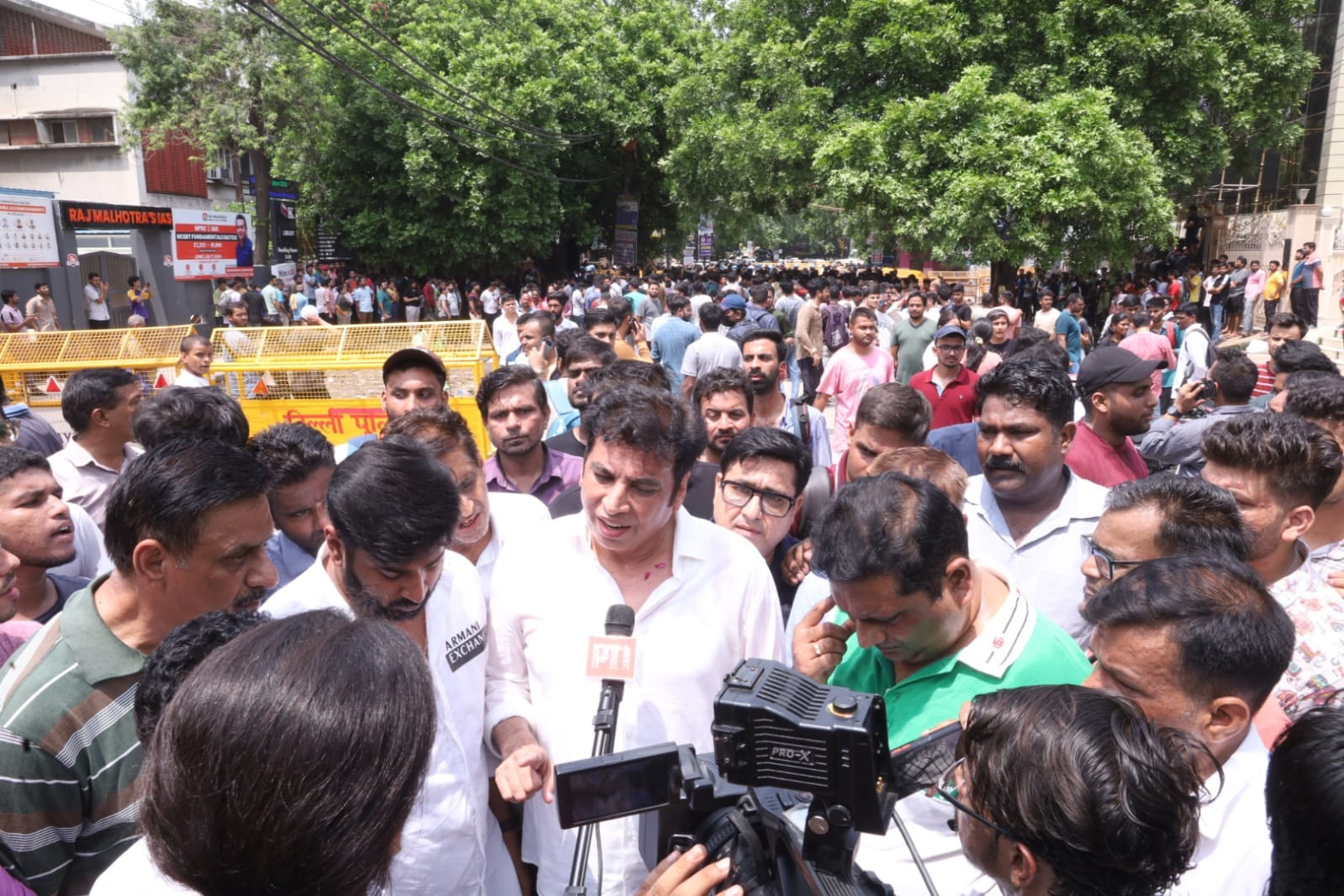 एक सरकार फसाने में लगी , एक सरकार अपने आपको बचाने लगी, जनता बेचारी ...